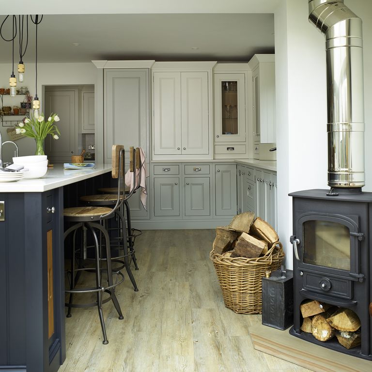 What colours work with navy kitchens? | Ideal Home