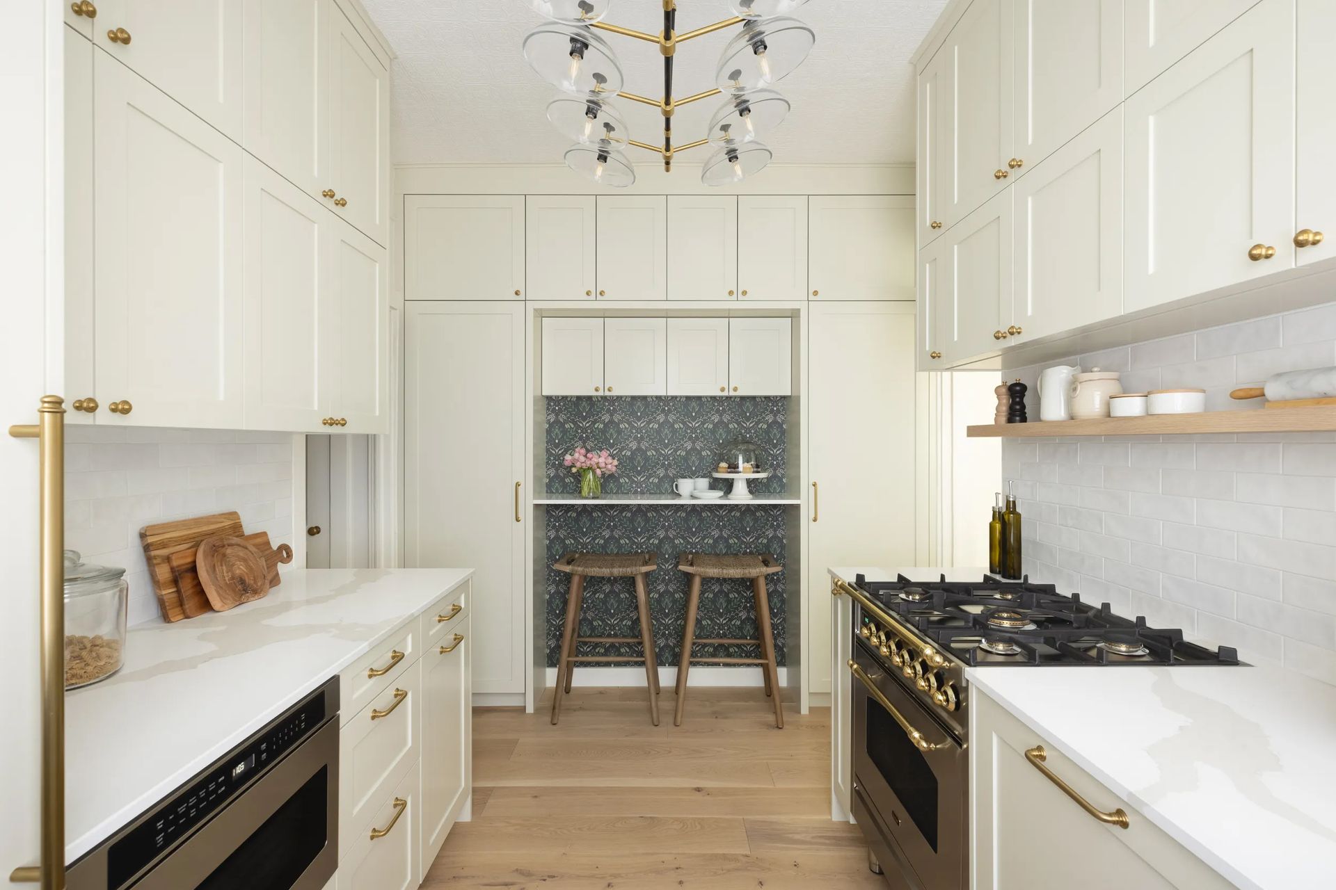Should Kitchen Cabinets Go All The Way To The Ceiling? | Livingetc