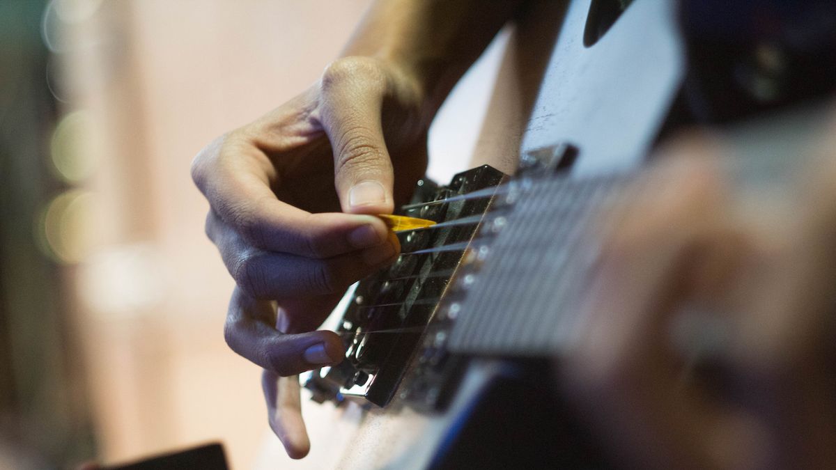 Acoustic vs electric guitar: which is better for beginner guitarists ...