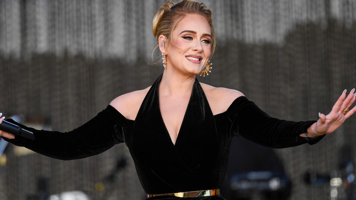 Adele becomes emotional as she performs her first concert in five years ...