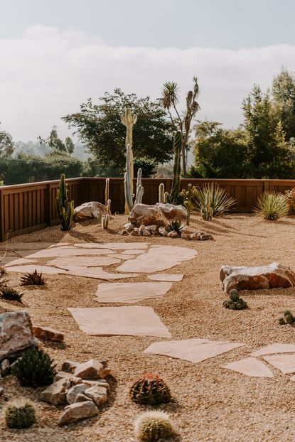 10 gravel landscaping ideas for modern yards | Livingetc