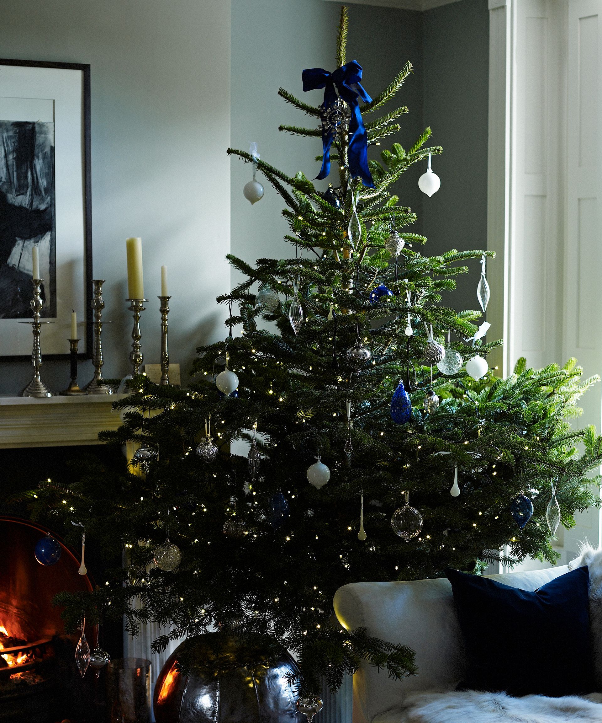 How To Make A Christmas Tree Look Fuller 10 Simple Ways To Increase Its Impact Homes Gardens how-to-make-a-christmas-tree-look-fuller-10-simple-ways-to-increase-its-impact-homes-gardens