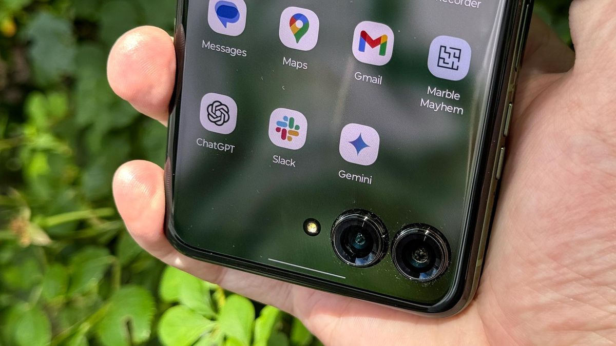 The Motorola Razr Plus 2024 is the device the Rabbit R1 was meant to be ...