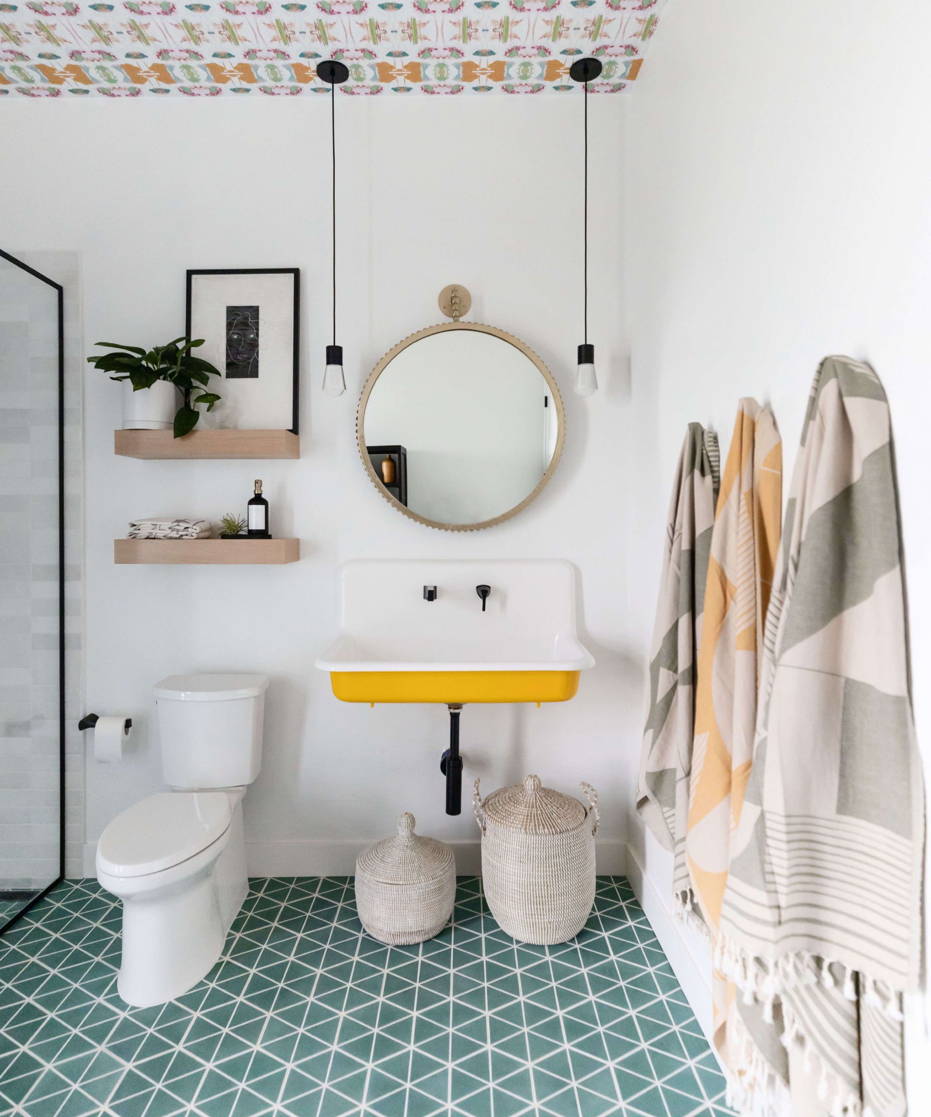 10 small bathroom flooring ideas perfect for compact spaces | Real Homes