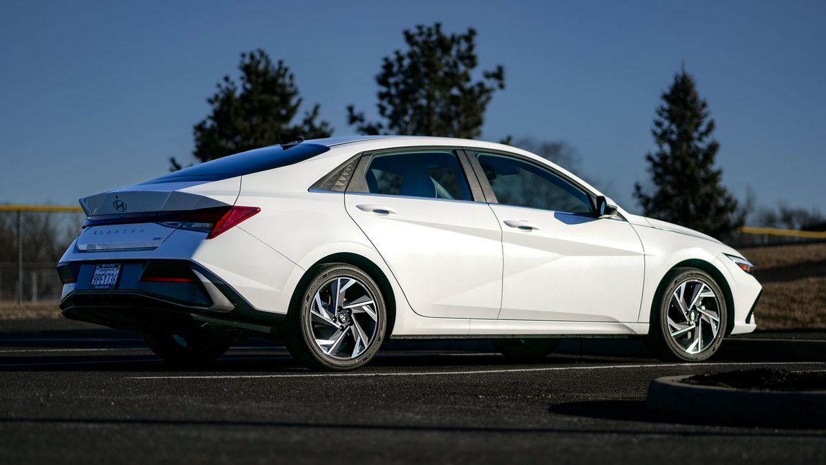 I drove the Hyundai Elantra Hybrid for a week — here's my pros and cons ...