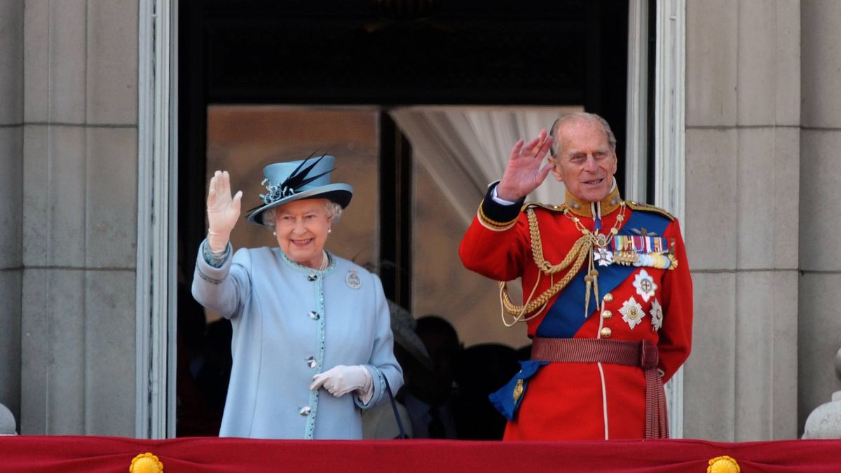 Why members of the royal family have a special 'royal wave' | Marie ...