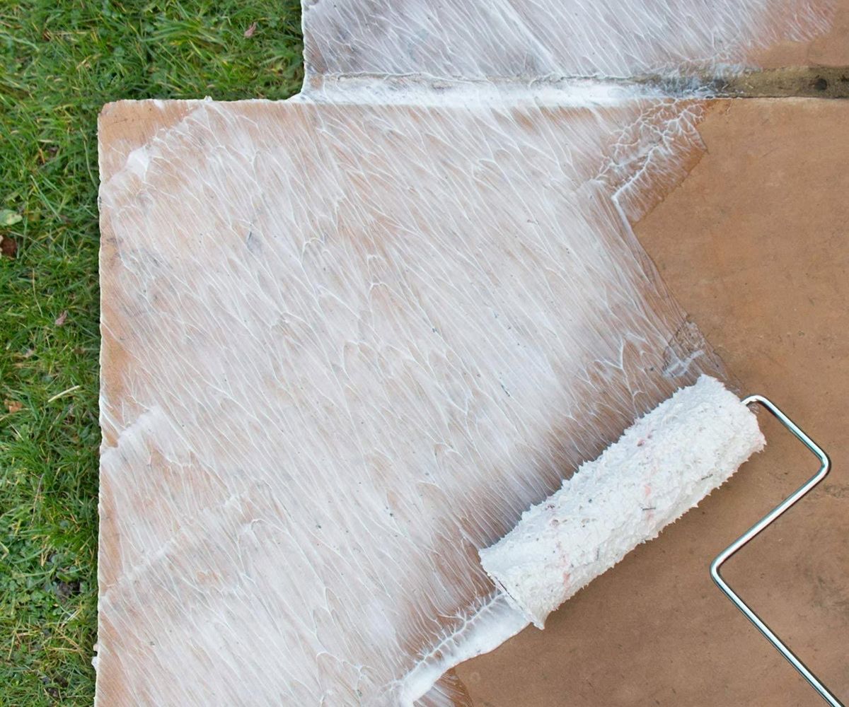 7 tips on how to remove algae from patio slabs | Homebuilding