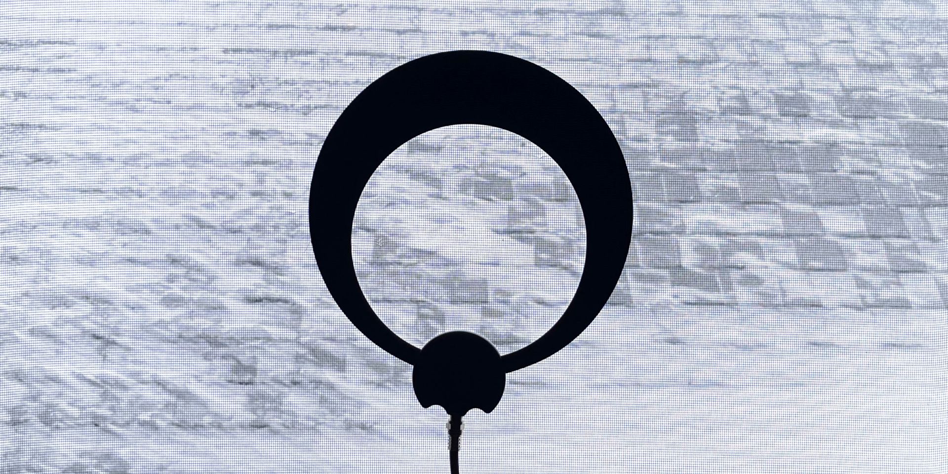 Antennas Direct ClearStream Eclipse review: a cheap but powerful amplified indoor antenna ...