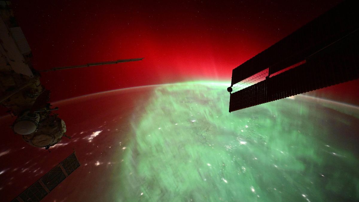 ISS astronaut captures green auroras dancing over city lights (video ...
