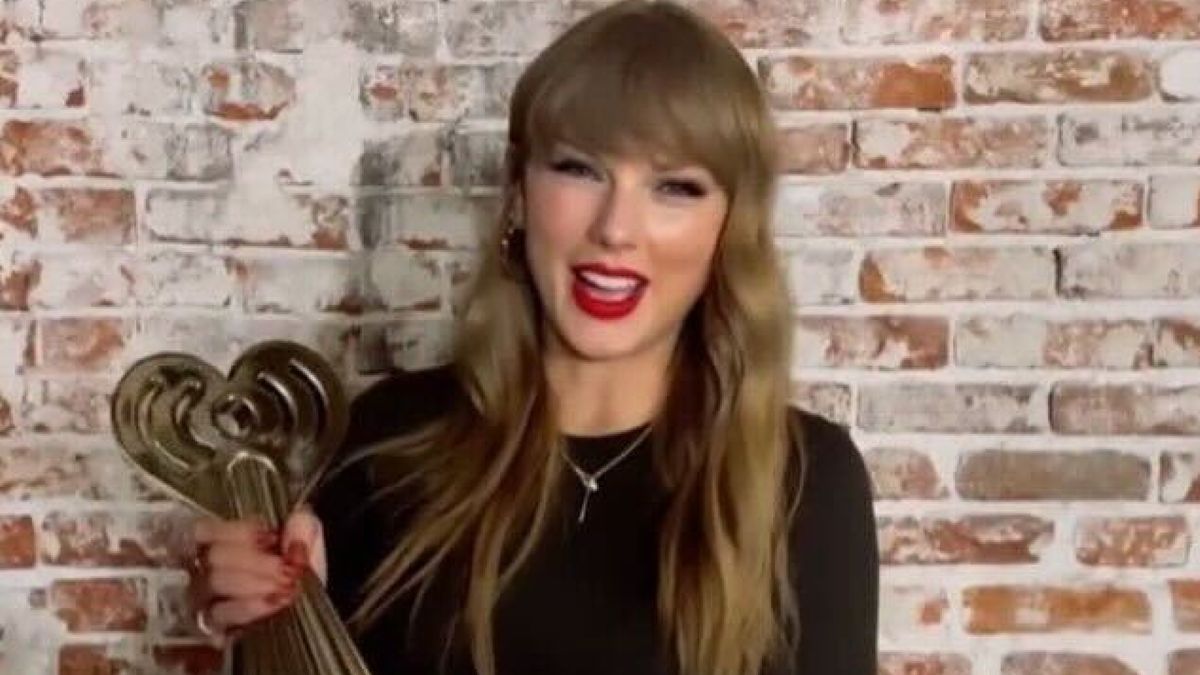 Taylor Swift Pairs a $16,380 Diamond Snake Necklace to Her $18,330 ...