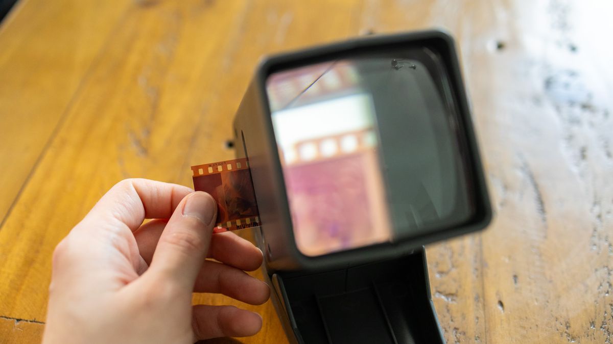 Photolux SV-3 LED slide viewer review | Digital Camera World