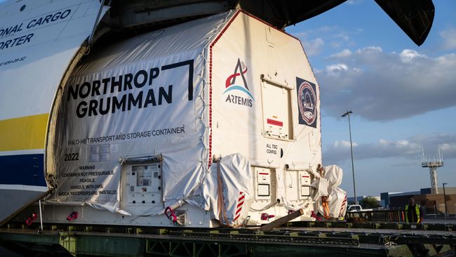Moon-orbiting Gateway space station's habitat module arrives in the US ...