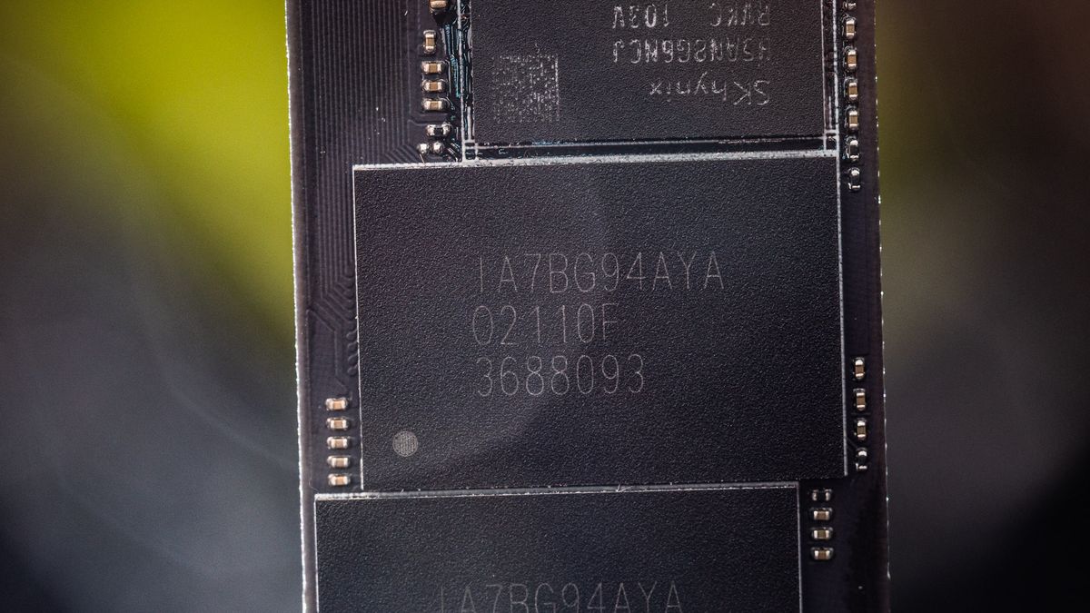 Phison PS5018-E18 Controller With Micron 176L TLC Preview: Unleashing the Beast | Tom's Hardware