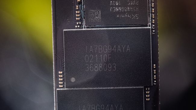 Phison PS5018-E18 Controller With Micron 176L TLC Preview: Unleashing ...