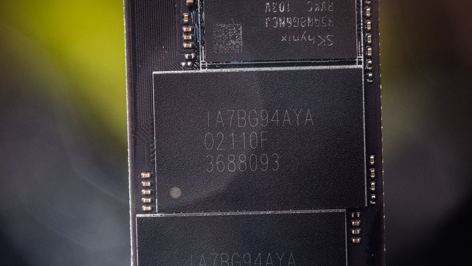 Phison PS5018-E18 Controller With Micron 176L TLC Preview: Unleashing ...