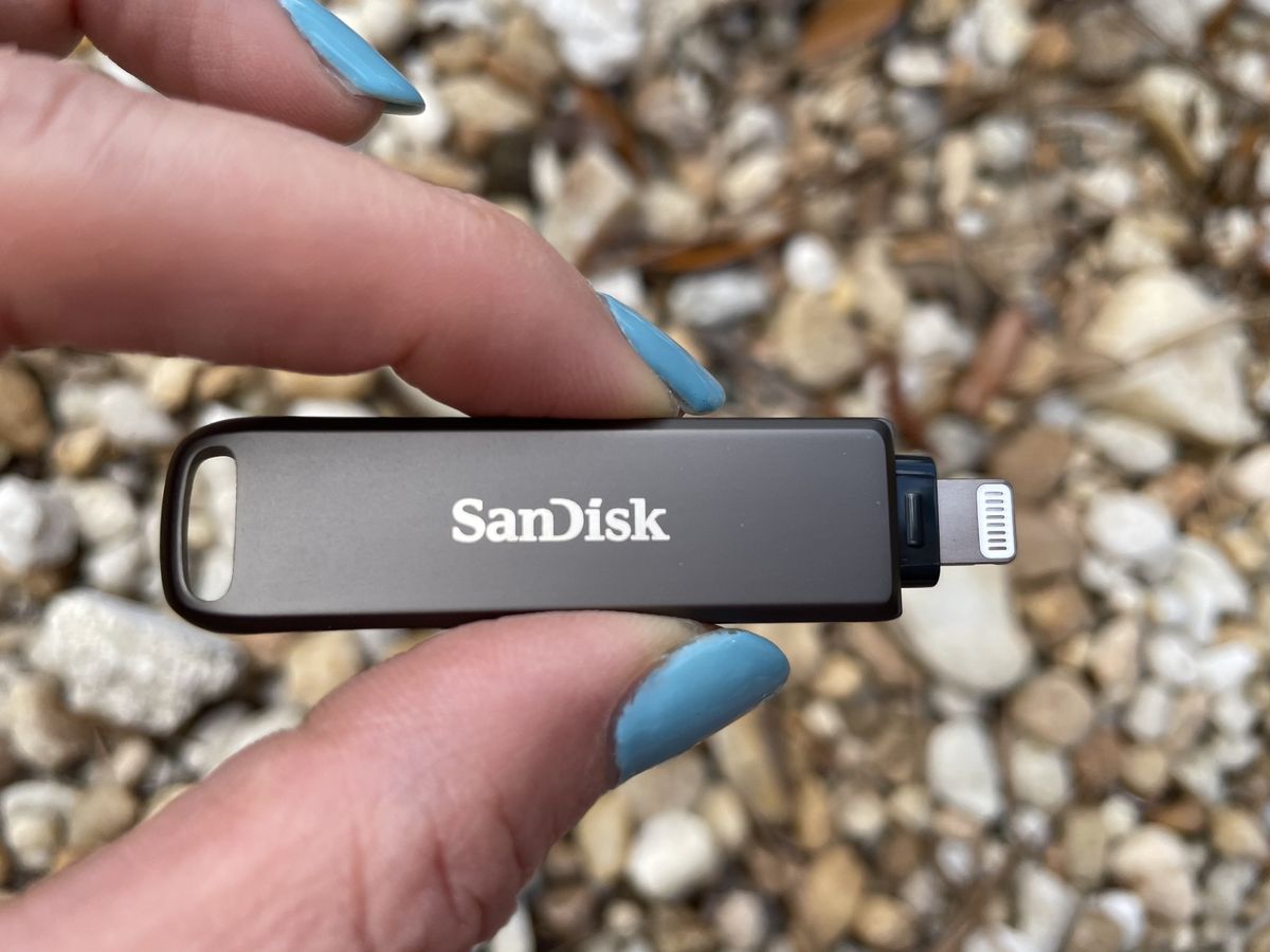 SanDisk iXpand Flash Drive Luxe review: Back up and move media between ...