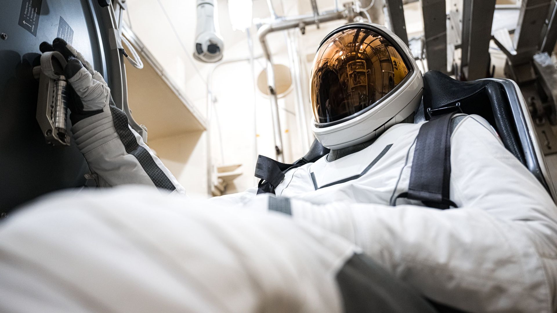 Polaris Dawn crew shows off new SpaceX spacesuits for 1st private spacewalk (photos) | Space