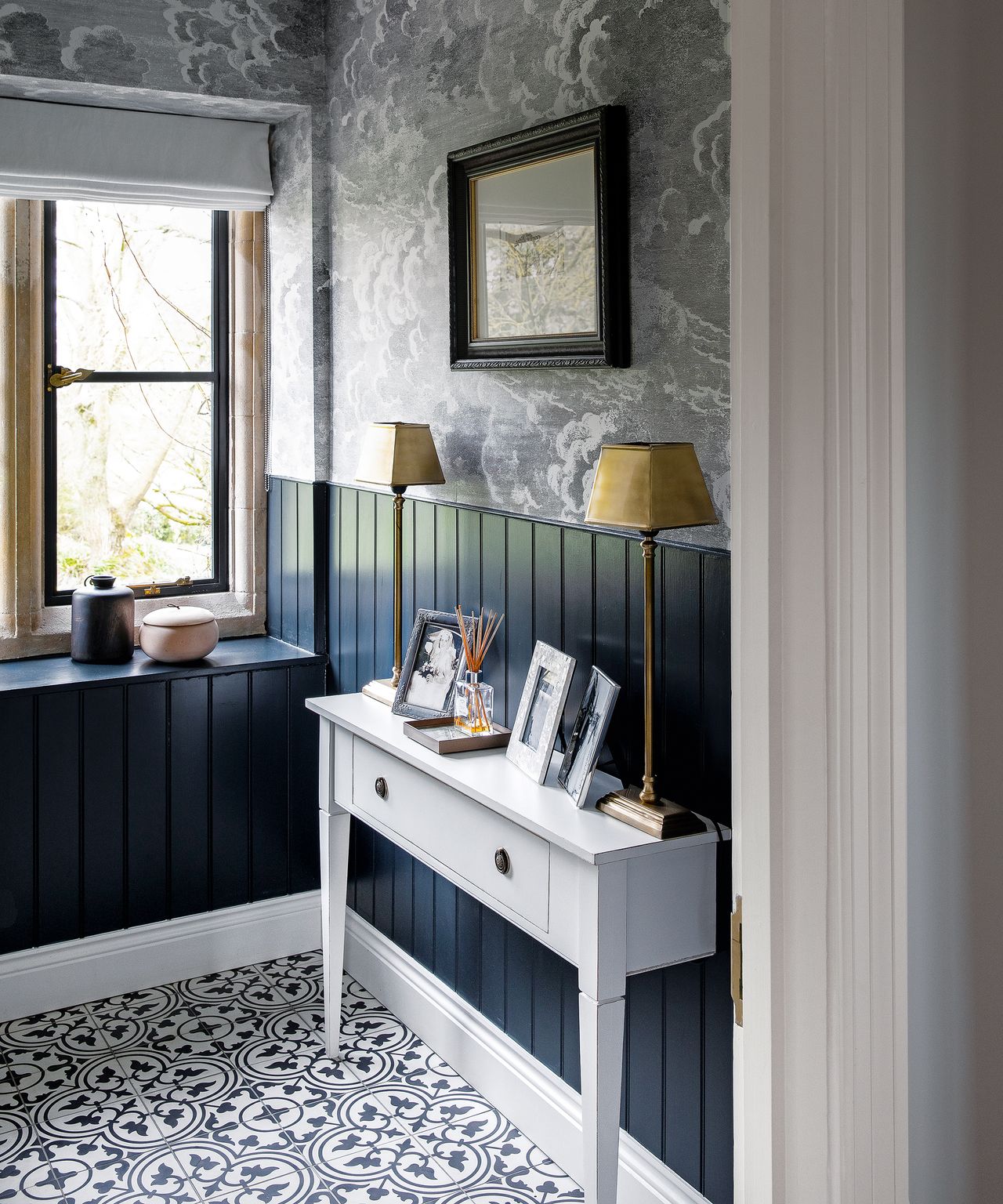 Entry table decor ideas : How to decorate a hallway table | Homes and ...