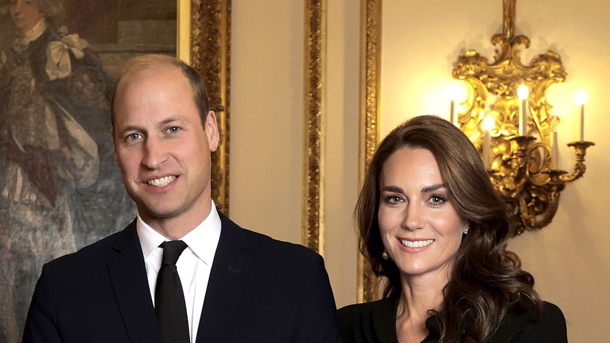 Prince William's pose in royal portrait with Kate Middleton signifies ...