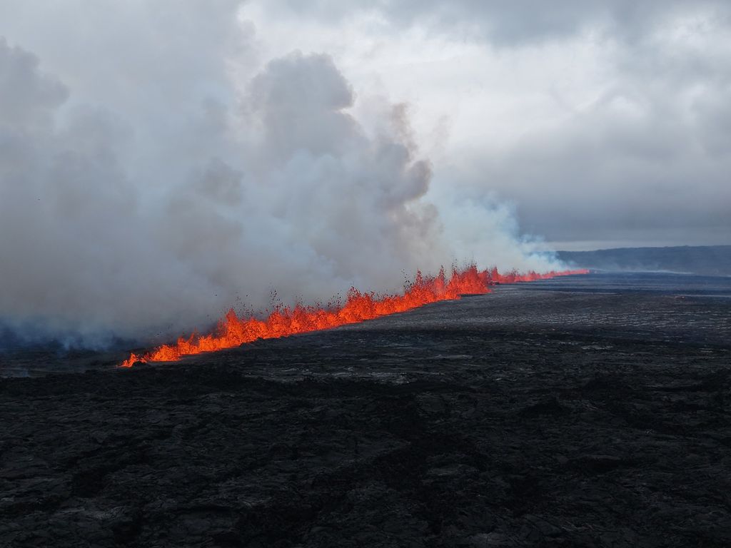 Lava erupts from gigantic fissure in Iceland following earthquake swarm ...