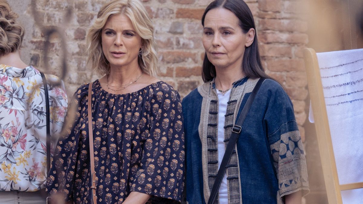 Signora Volpe star Emilia Fox on being in a James Bond movie | What to ...