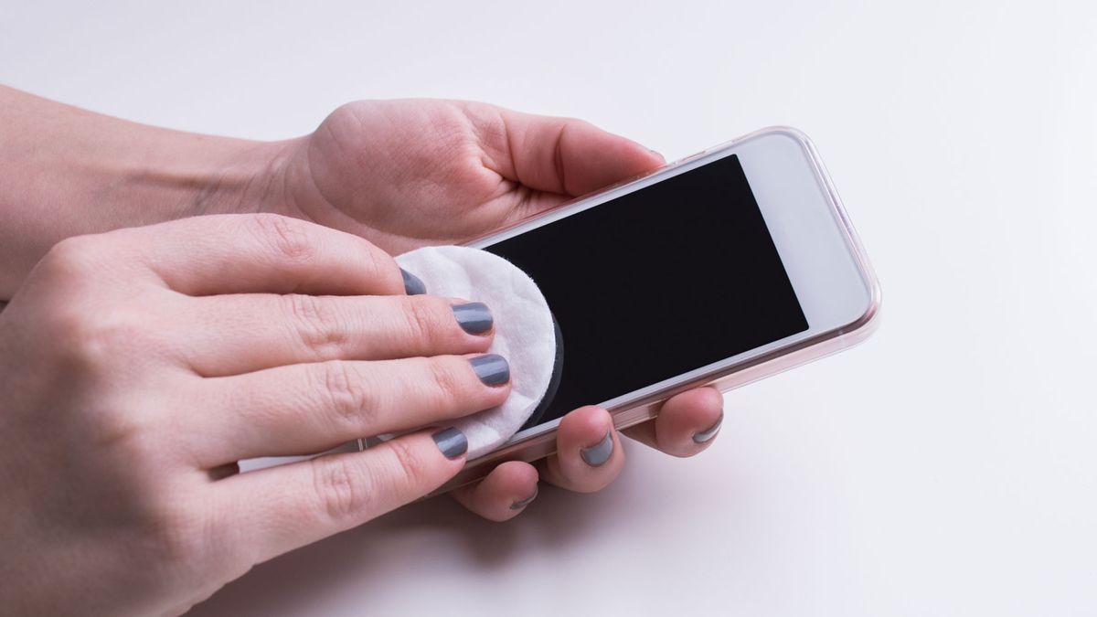 How to clean your smartphone: Get rid of bacteria, viruses, dust and ...