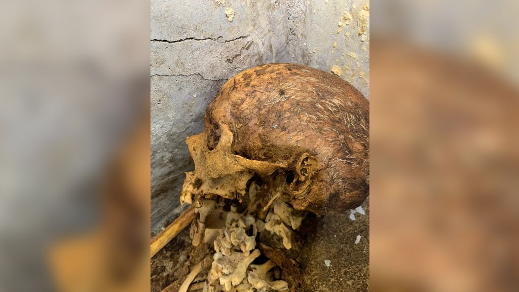 Stunningly preserved mummy of slave found in Pompeii graveyard | Live ...