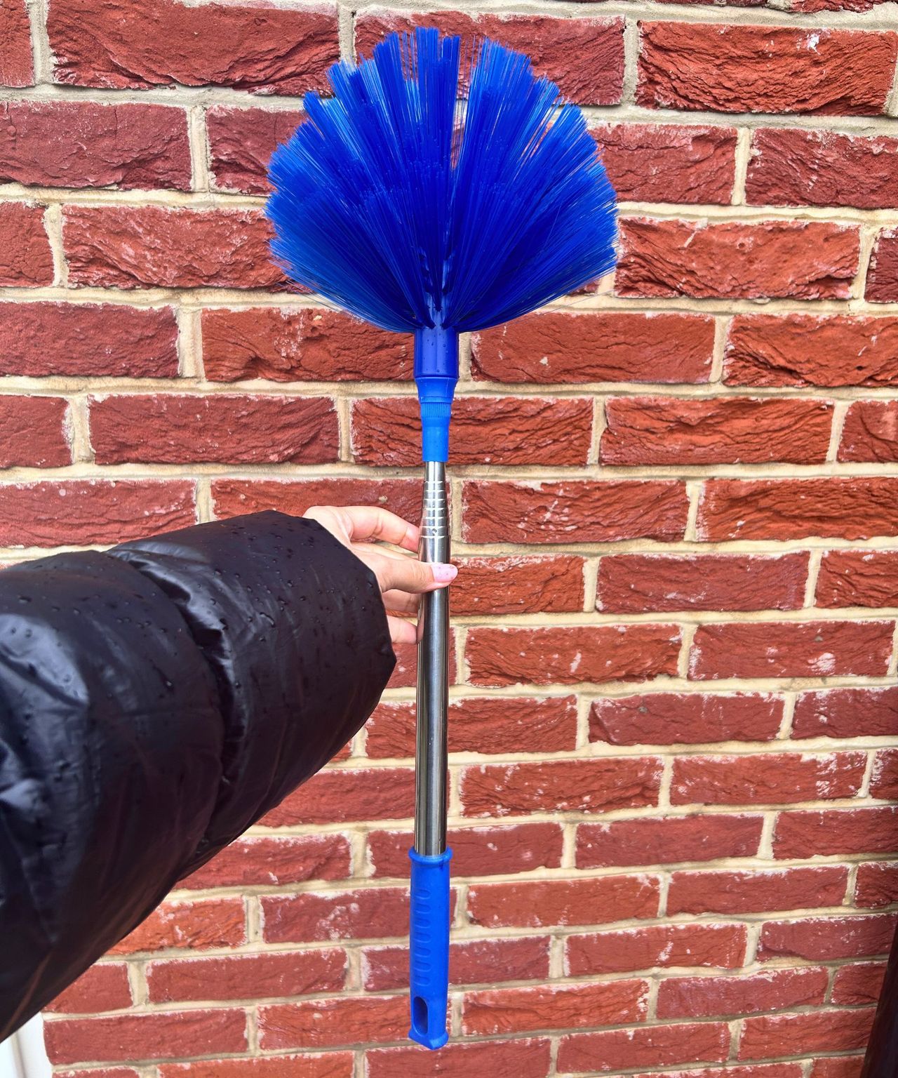 This $12 cleaning tool makes reaching outside cobwebs easy | Homes and ...