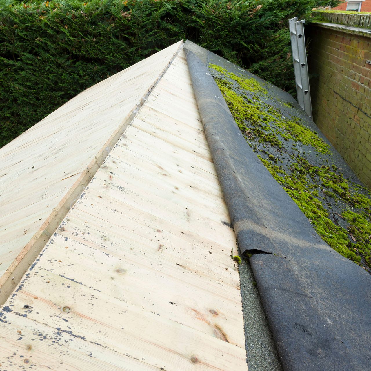 How to felt a shed roof - to keep it safe from rot and damp | Ideal Home