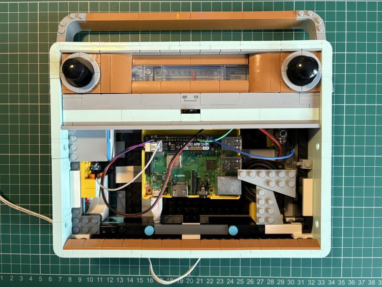 Raspberry Pi upgrades Lego retro radio into the real thing | Tom's Hardware