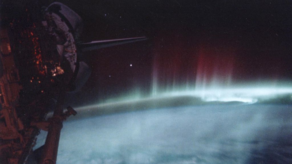 32 stunning photos of auroras seen from space | Live Science