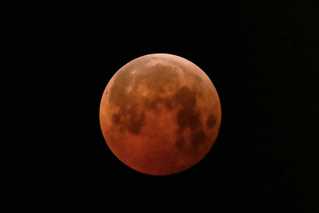 What color is moonlight — and why does it change colors? | Live Science