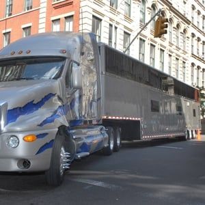 See The Enormous Men In Black III Trailer New York City Forced Will ...