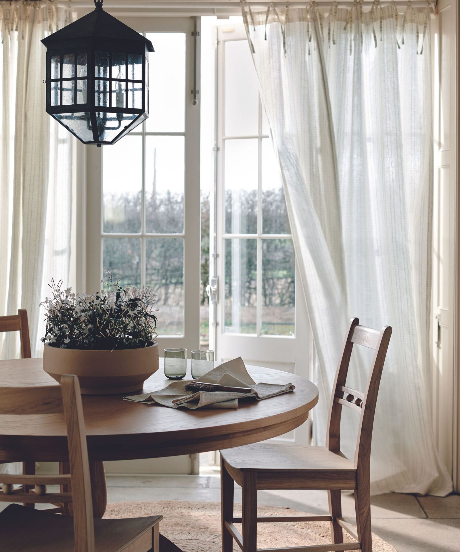 When should you use a round rug? Designers weigh in | Homes and Gardens