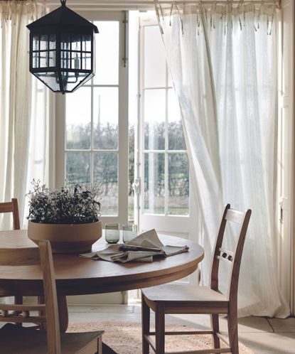 When should you use a round rug? Designers weigh in | Homes and Gardens