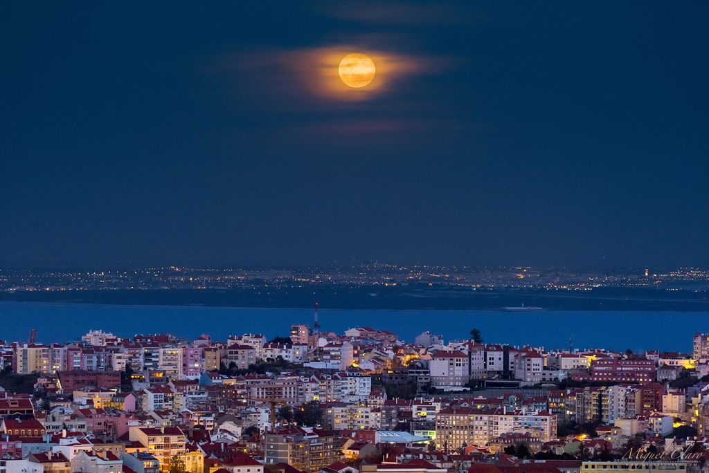 Golden 'Blue Moon' Gleams Over Lisbon (Photo) | Space