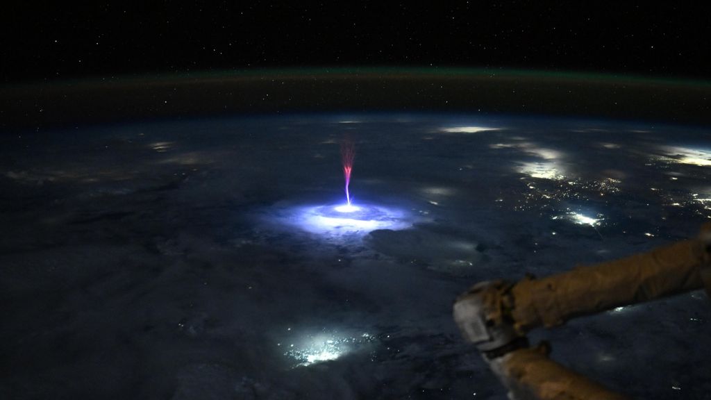 ISS astronaut captures a rare phenomenon from orbit — a giant 'sprite ...