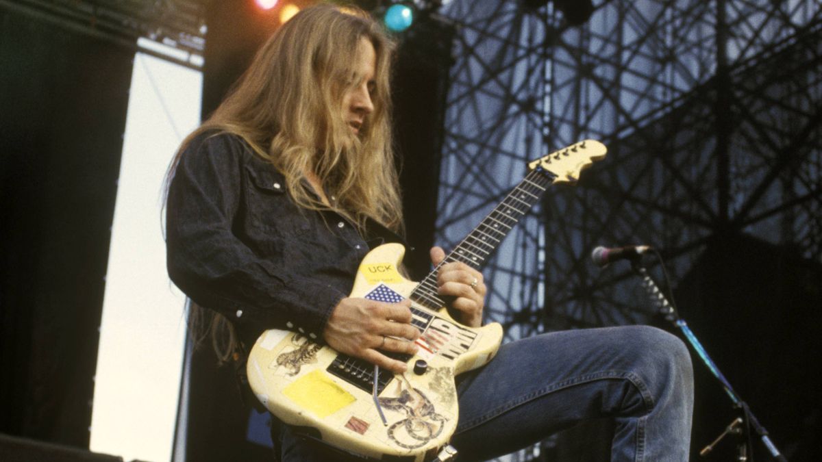 Learn to play every song from the classic Alice In Chains album Dirt on ...