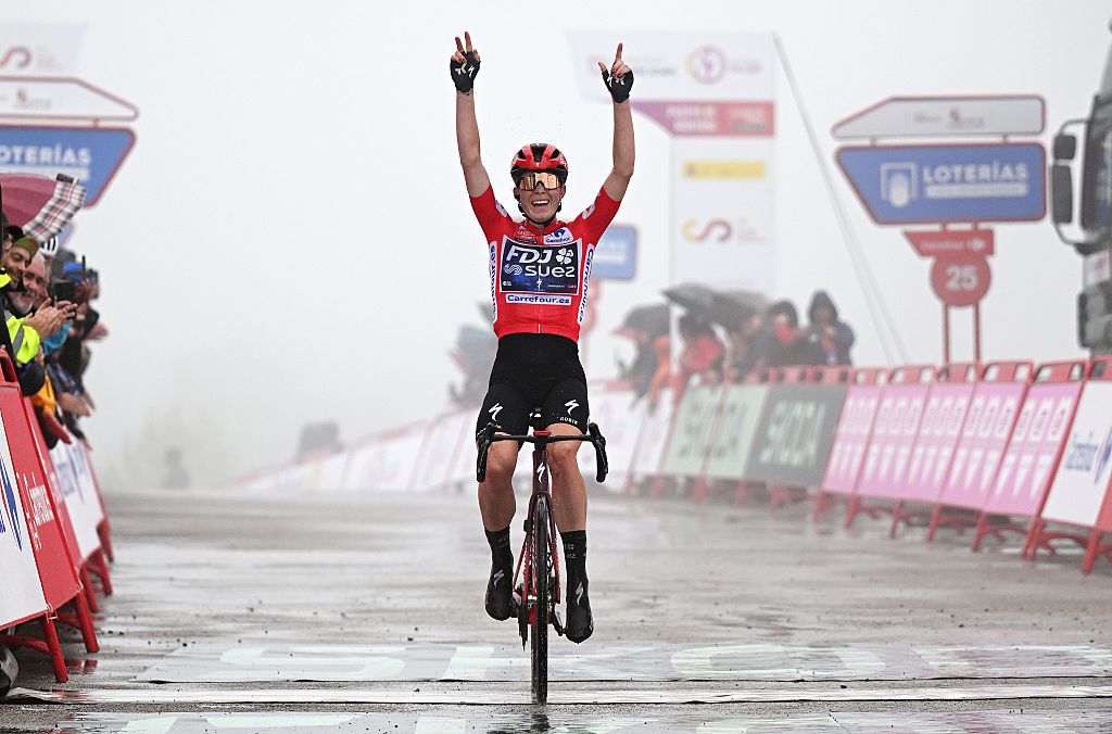 La Vuelta Femenina: Demi Vollering wins rain-soaked final mountain ...