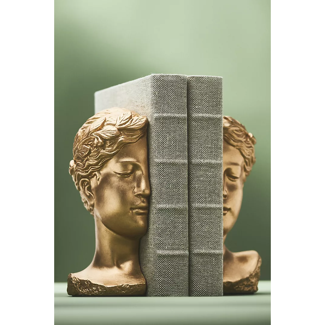 How to Perfect the Curated Bookshelf — A Key Trend Right Now | Livingetc