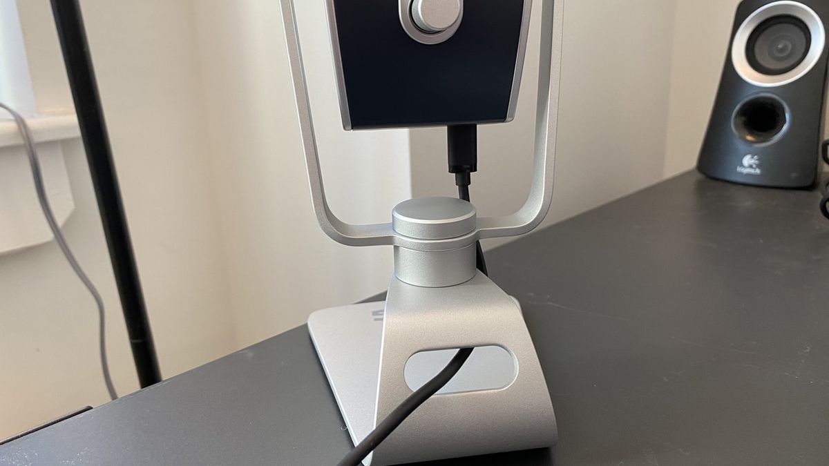 AKG Ara and Lyra Microphones Review: Excellent Audio, Niche Audience ...