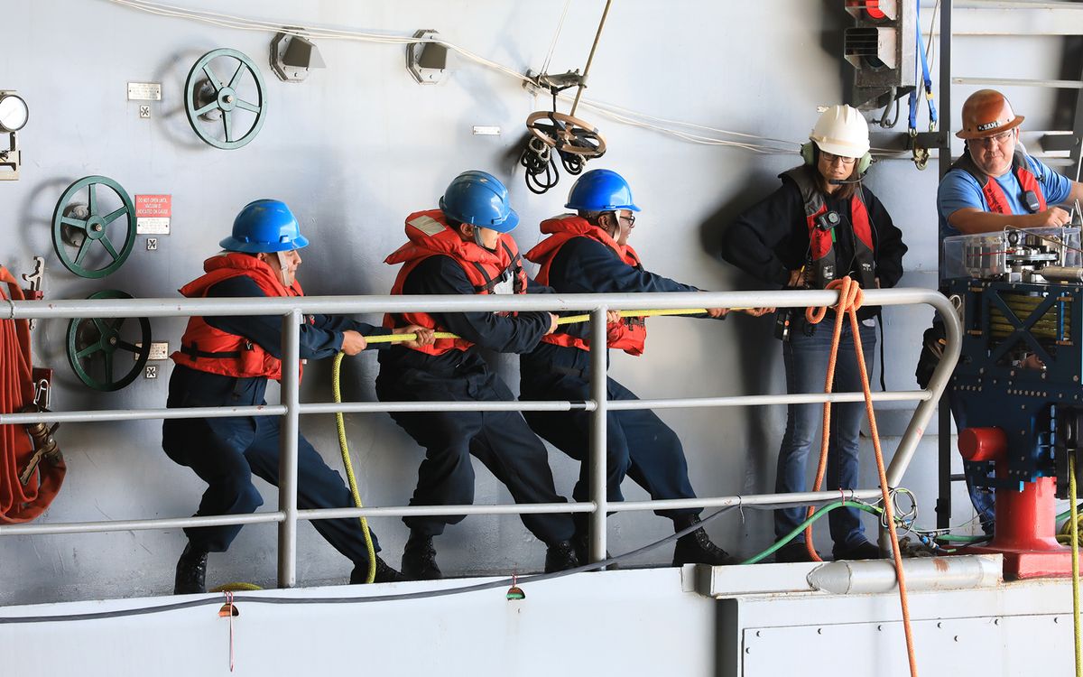 Spectacular Photos: NASA Practices Orion Space Capsule Recovery at Sea ...