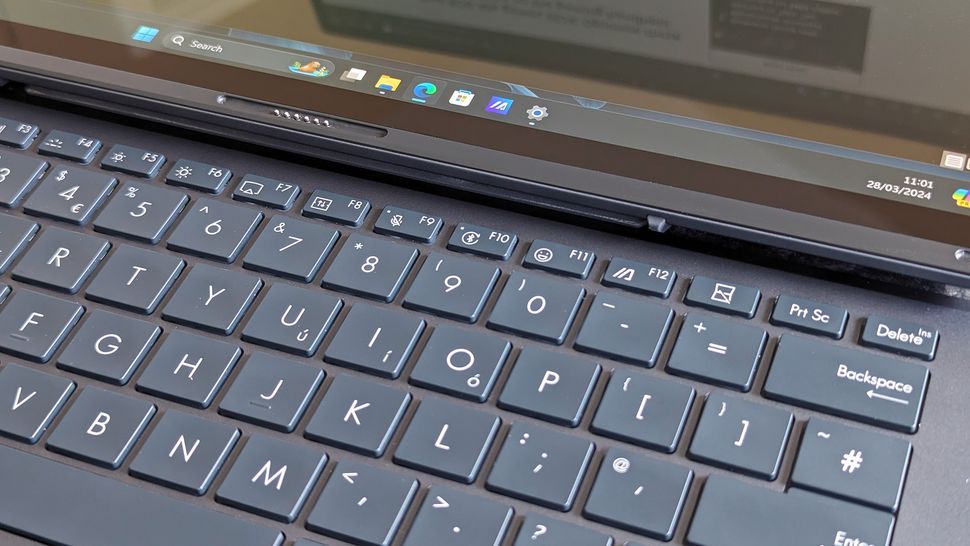 ASUS Zenbook Duo (UX8406) vs. Lenovo Yoga Book 9i (Gen 9): Which dual ...