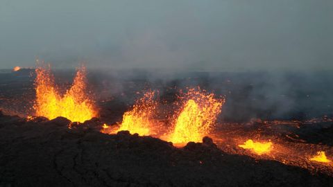 Breathtaking photos show wall of lava erupting from volcano on Iceland ...