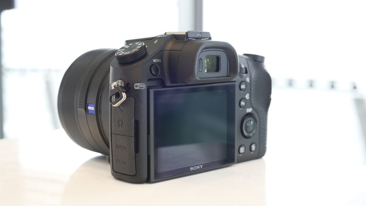 Build quality and handling - Sony RX10 review - Page 2 | TechRadar
