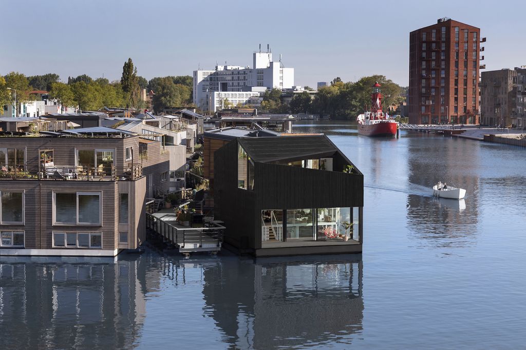 Explore a modern floating home in Amsterdam | Livingetc