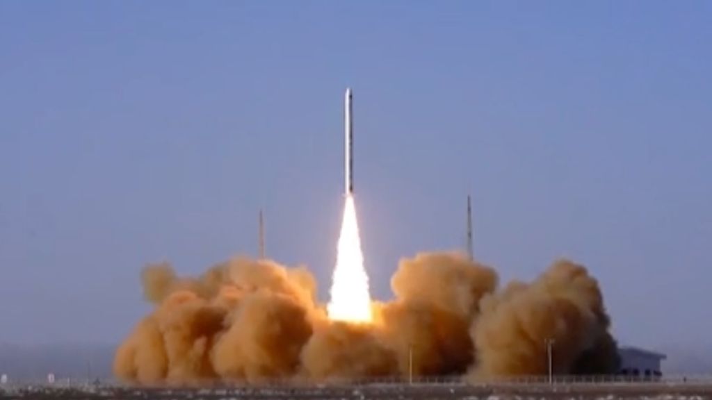 Chinese rocket launches returnable spacecraft to orbit (video) | Space