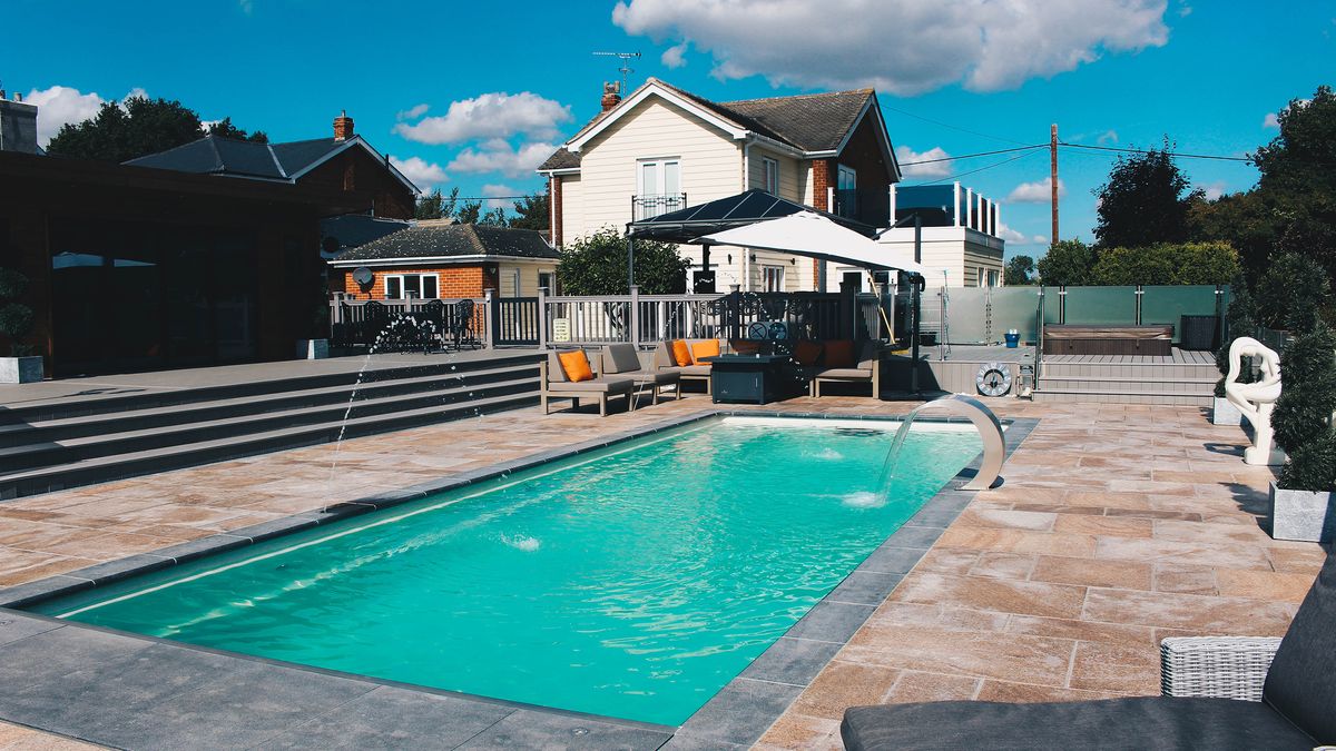 Swimming Pool Types: How to Choose The Right Model For You | Homebuilding