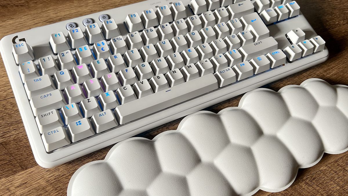Logitech G715 review: 'A powerful deck wrapped up in a cosy pastel ...