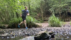 How should trail running shoes fit for the best comfort? | Advnture